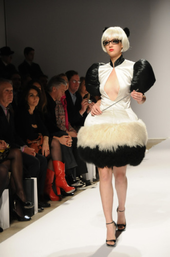 Panda fashion show in Paris stirs online debate-英语点津